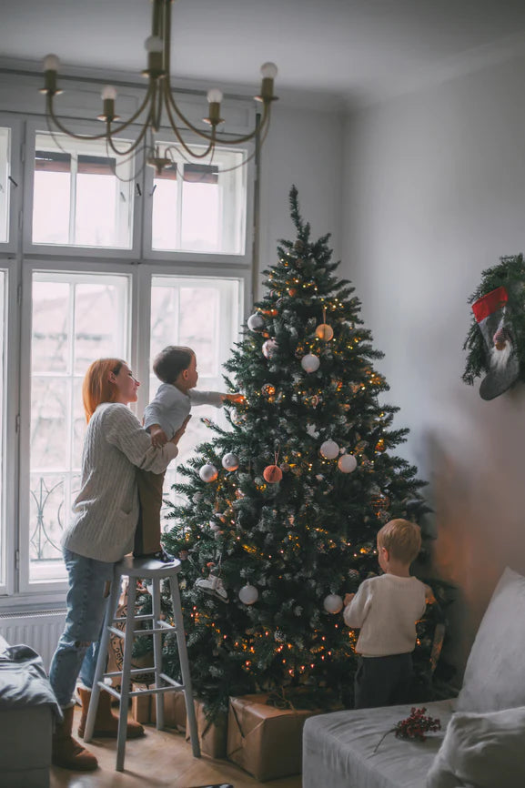 5 Fantastic Tree-Decorating Tips From The Pros – Scentsicles